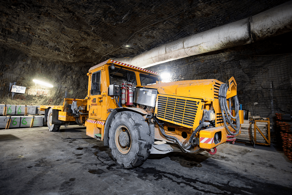 CAMION À PLATEFORME EV DT3 - MacLean Engineering